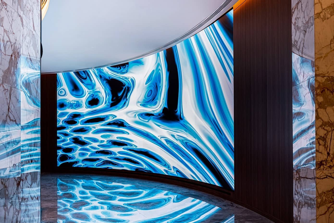 Dubaji luxus hotel vendégeit ejtik ámulatba a Samsung The Wall és Smart ...