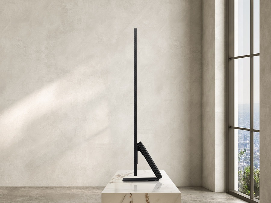 ภาพระยะใกล้ของโปรไฟล์ด้านข้าง Infinity One ถูกเน้นด้วยแสงบางๆ ที่ลากตาม ...